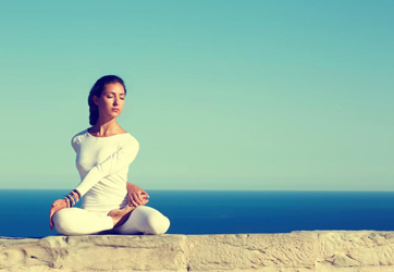 parivrtta ardha padmasana - Escuela Mahashakti